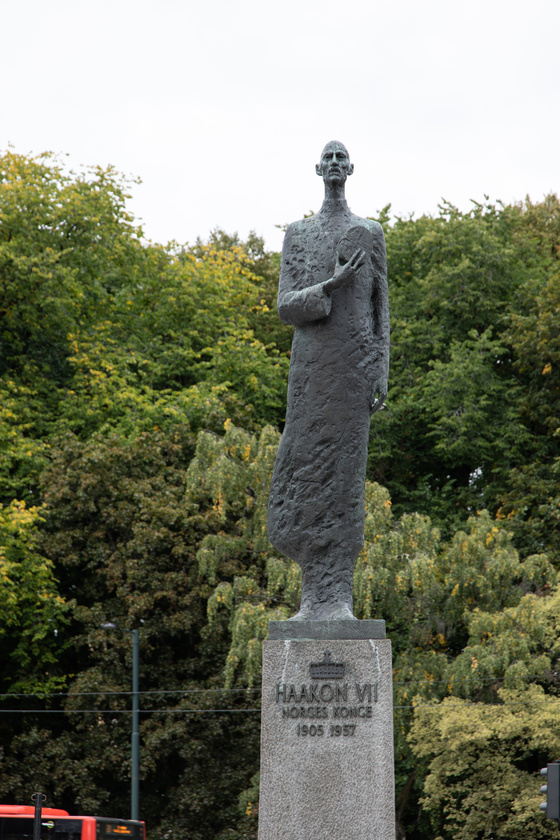 Nils Aas Haakon VII-statue